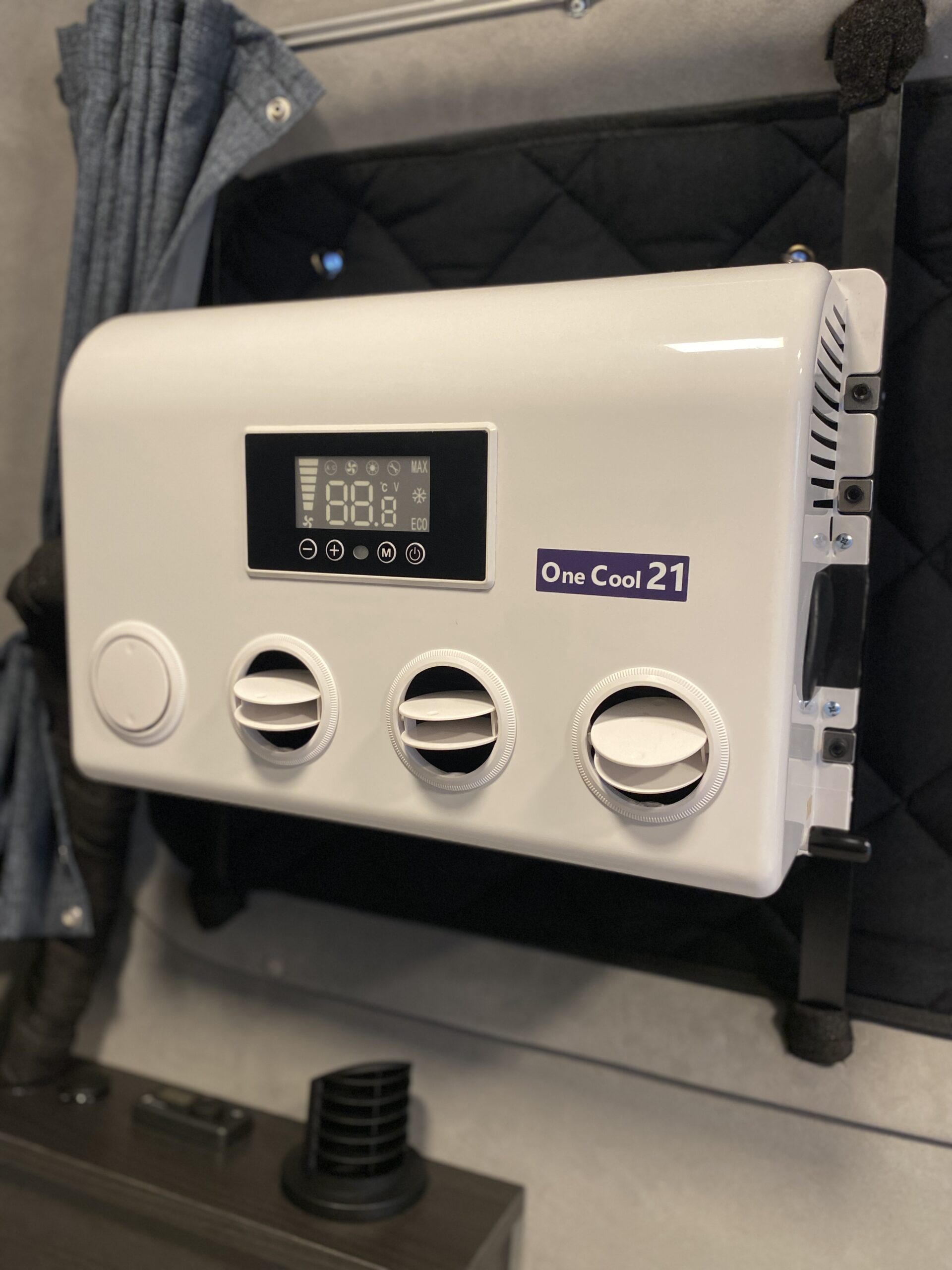 12Vクーラー OneCool 21（ワンクール21）取付 - HiIO（ヒオ）｜キャンピングカー製造販売 大阪 大阪